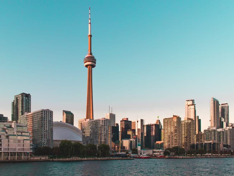 Cómo obtener una visa y un permiso de trabajo en Canadá